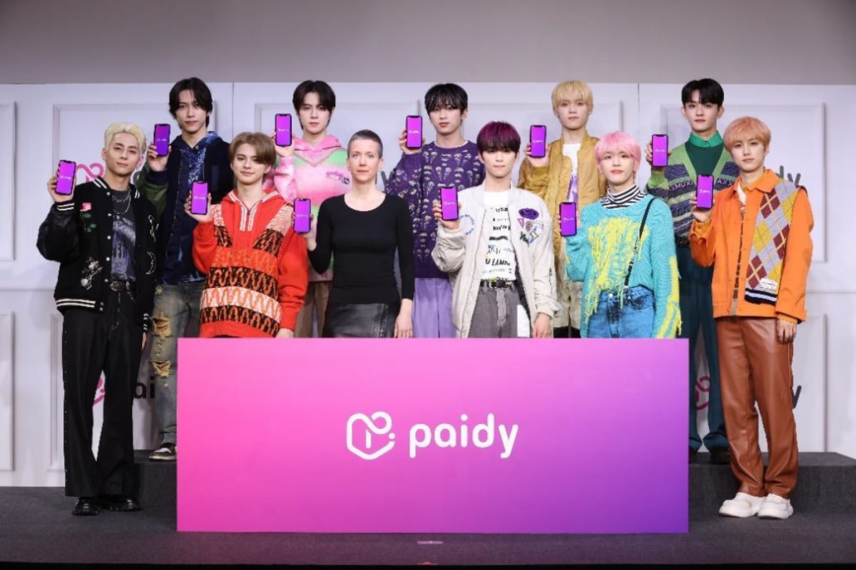 Paidy、東京・大阪・名古屋・福岡・札幌エリアにて新CMを放映 新CMキャラクター「INI」を招き発表会を実施 | AMP[アンプ] - ビジネスインスピレーションメディア