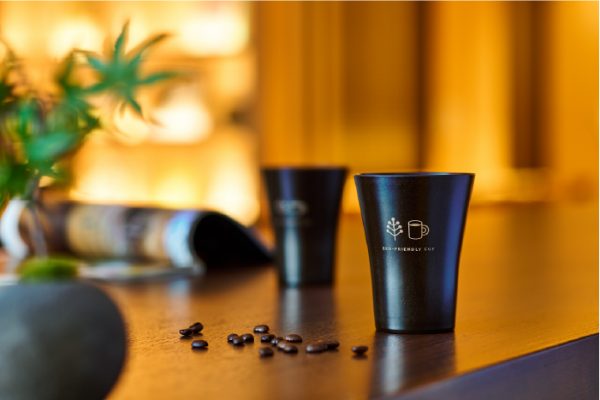 ホテルグランヴィア京都にて 排出されたコーヒーかすをアップサイクルし「Coffeeloopカップ」開発 | AMP[アンプ] - ビジネスインスピレーションメディア