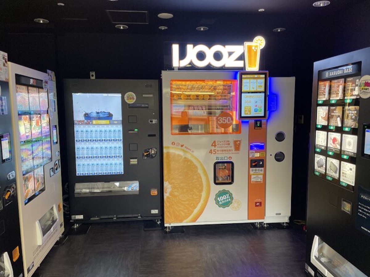 明大前駅にシンガポール発の生搾りオレンジジュース自販機「IJOOZ」が登場 1杯に新鮮なオレンジ4個使用 | AMP[アンプ] - ビジネスインスピレーションメディア