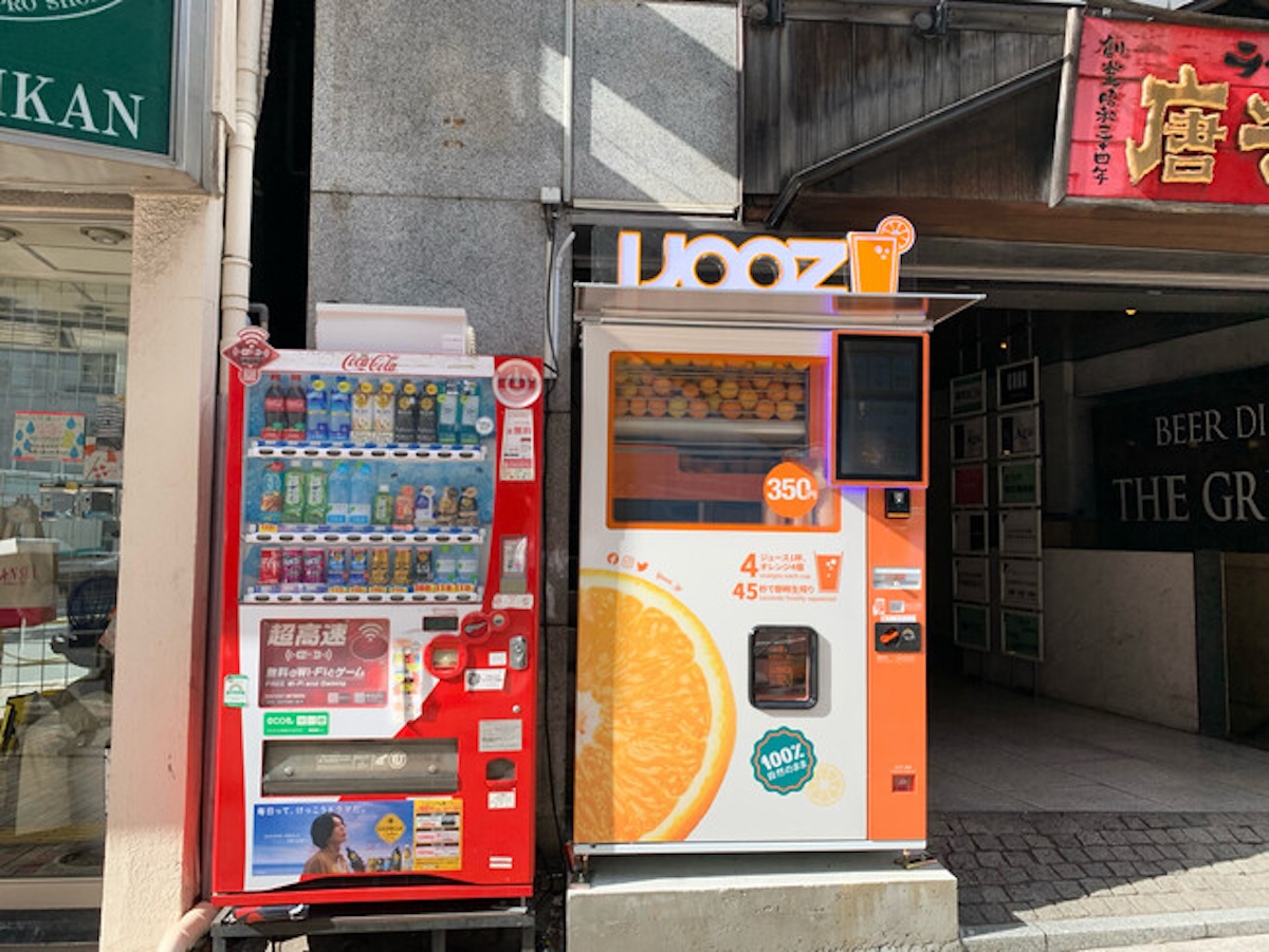 渋谷駅近くにシンガポール発の生搾りオレンジジュース自販機「IJOOZ」が登場 1杯に新鮮なオレンジ4個使用 | AMP[アンプ] - ビジネスインスピレーションメディア