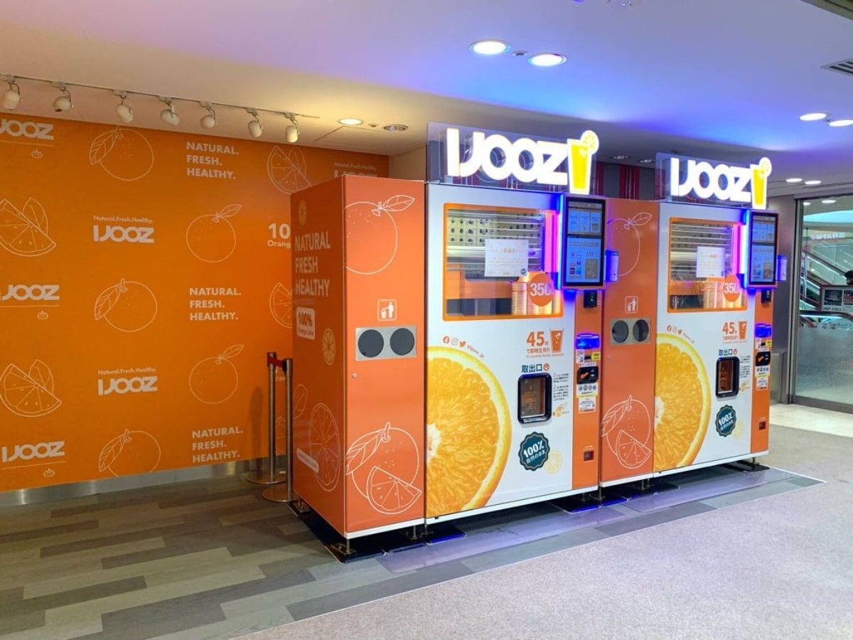 大阪府・梅田の商業施設「HEP FIVE」に生搾りオレンジ自動販売機「IJOOZ」が初登場 2月7日より稼働 1杯に新鮮なオレンジ4個使用 | AMP[アンプ] - ビジネスインスピレーションメディア
