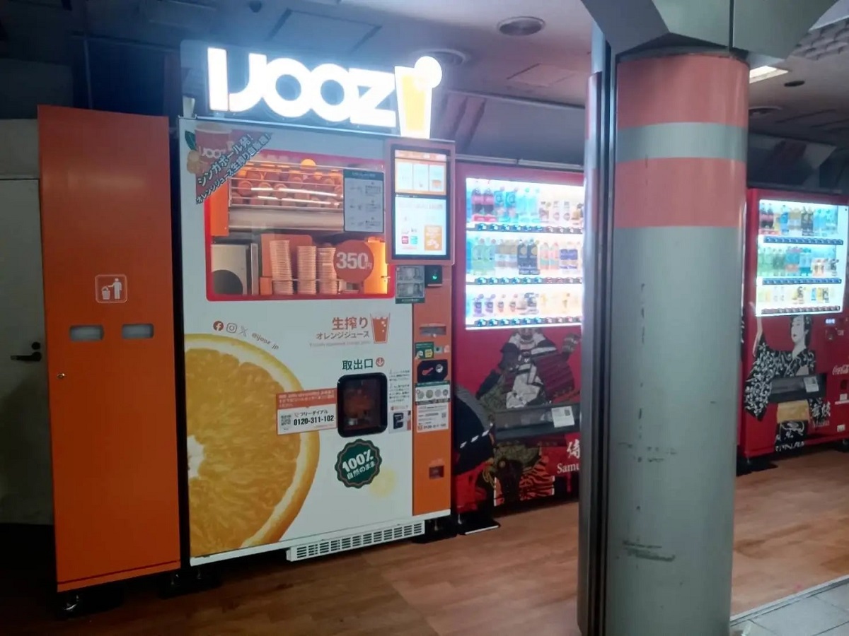 京都市東山区「三条駅」に生搾りオレンジジュース自販機「IJOOZ」登場 1杯350円 | AMP[アンプ] - ビジネスインスピレーションメディア