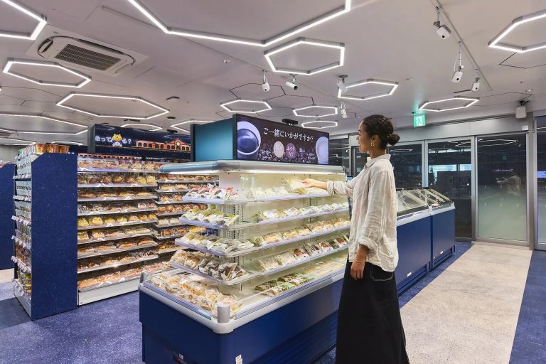 KDDI×シルバーアイ、未来型コンビニ「Real×Tech LAWSON」にAIサイネージを導入 次世代の顧客体験を創出 | AMP[アンプ] - ビジネスインスピレーションメディア